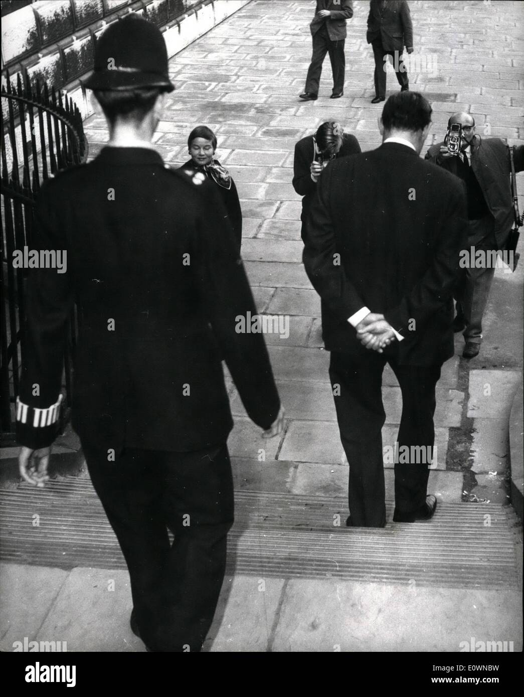 Oct. 10, 1963 - Mr. Mauding in Downing street. Photo shows Mr. Reginald ...