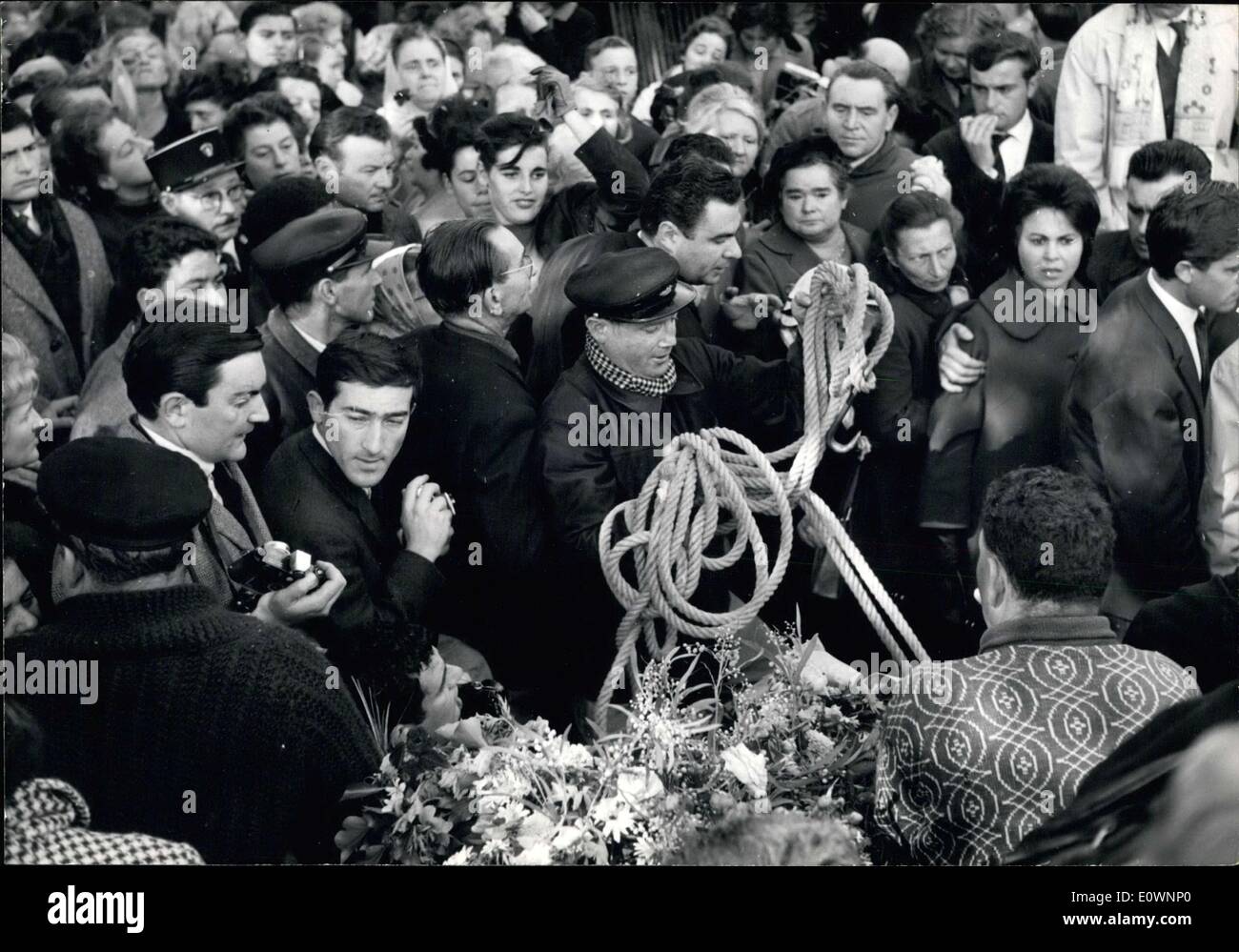 1963 crowd gathers at tomb of edith piaf hi-res stock photography and ...