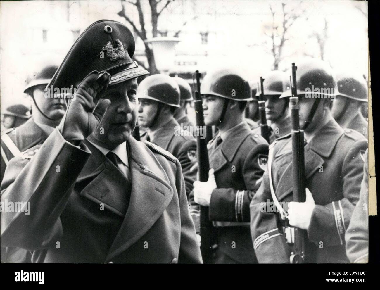 Military general in his office hi-res stock photography and images - Alamy