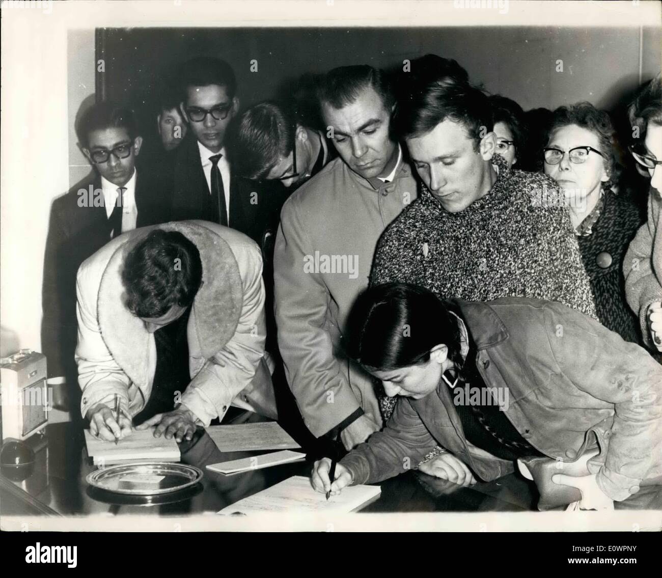 Nov. 11, 1963 - SHOCKED AMERICANS GATHER AT THEIR LONDON EMBASSY SIGN ...