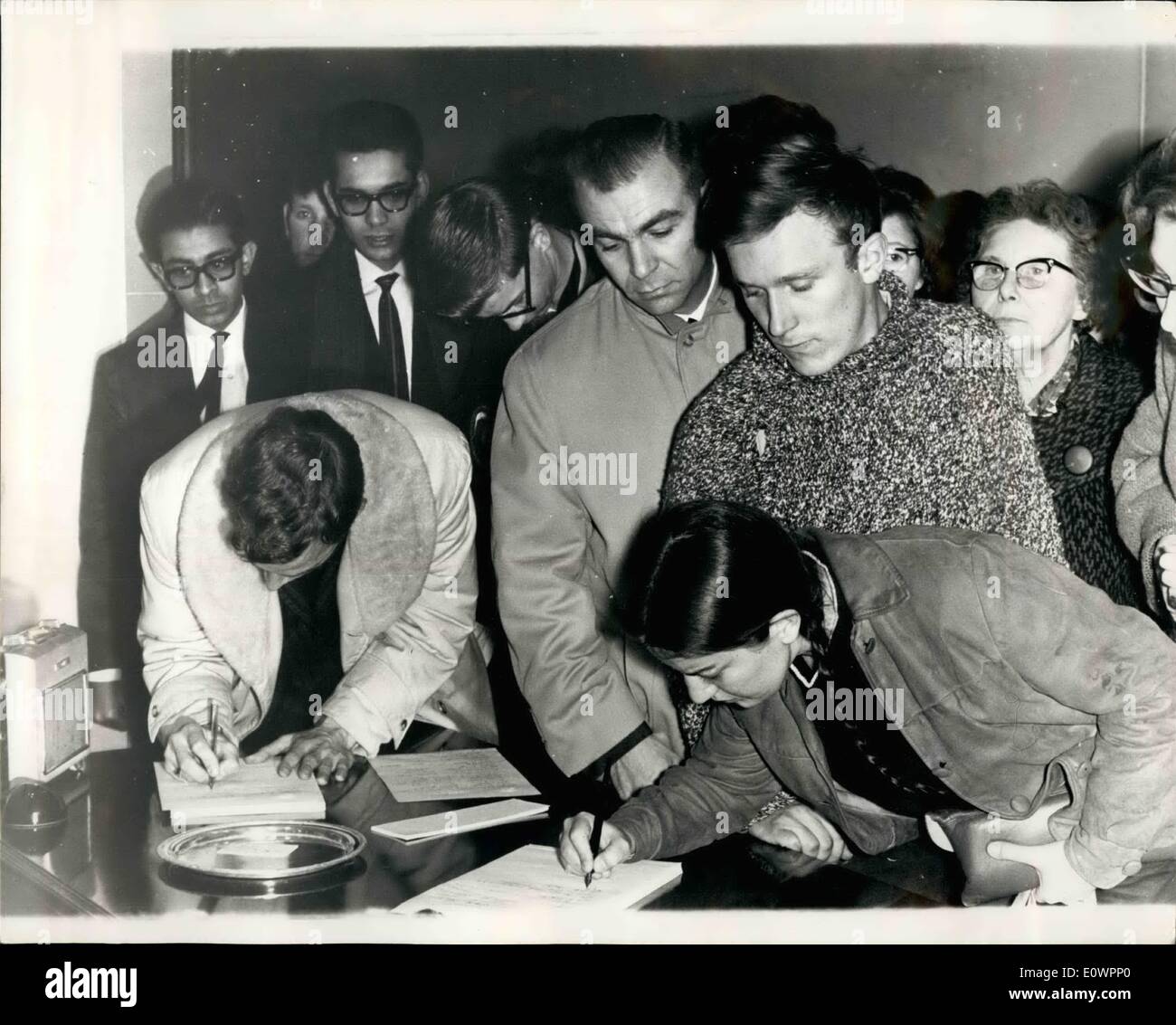 Nov. 11, 1963 - SHOCKED AMERICANS GATHER AT THEIR LONDON EMBASSY SIGN ...