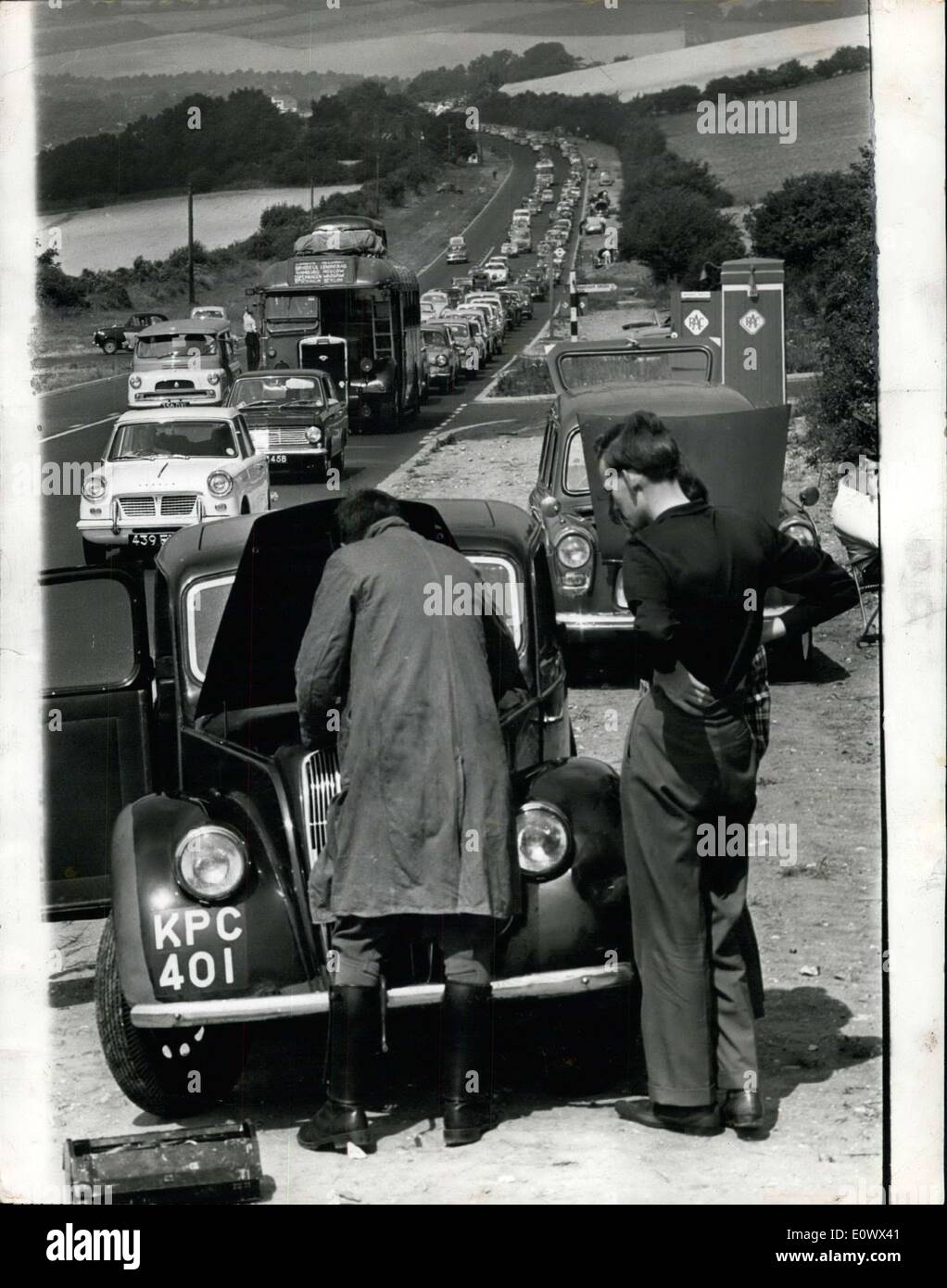 Aug. 04, 1964 - August Monday Holiday traffic chaos ? Traffic at Death ...