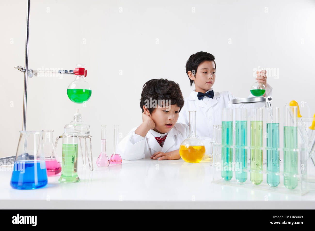 kids doing chemistry Stock Photo - Alamy