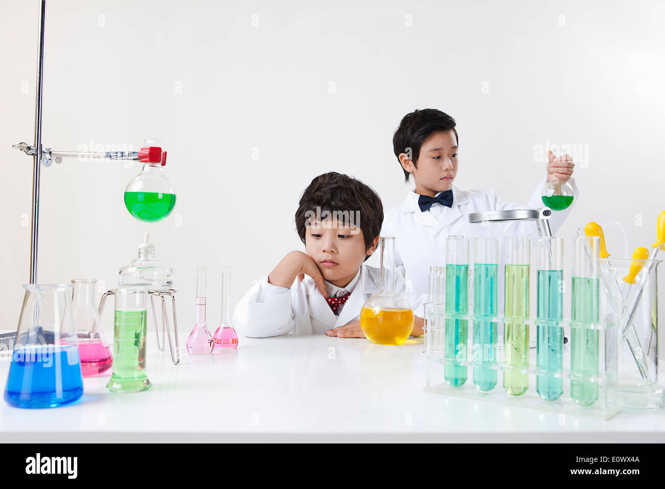 kids doing chemistry Stock Photo - Alamy