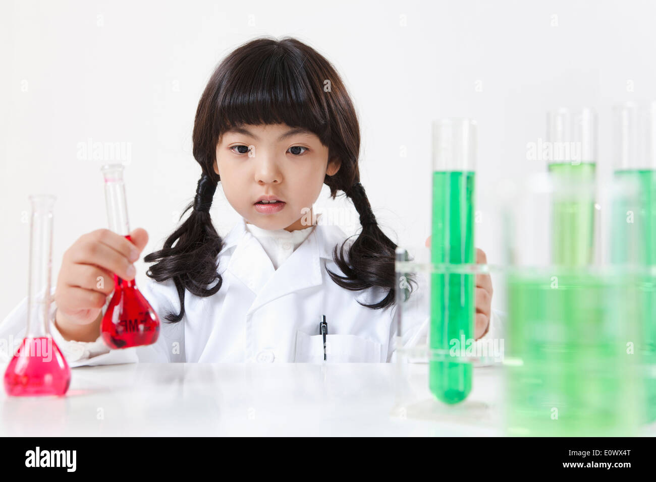 School girl doing laboratory hi-res stock photography and images - Alamy