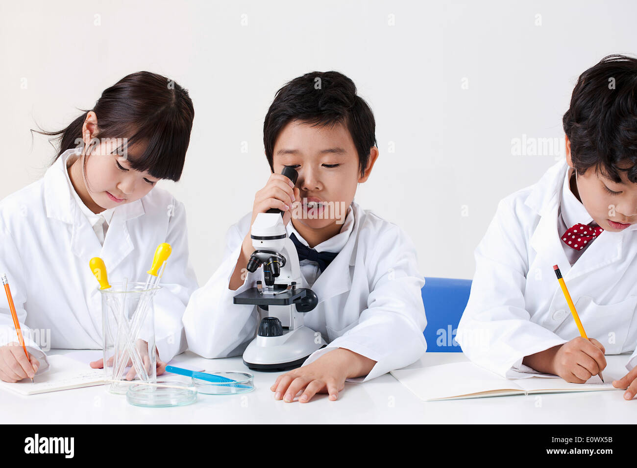 School children doing chemistry hi-res stock photography and images - Alamy