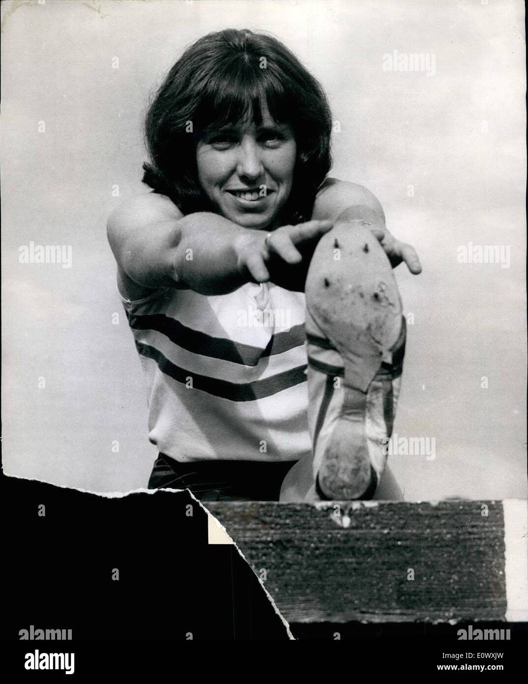 Anne gets ready tokyo entry in 800 meters event hi-res stock ...