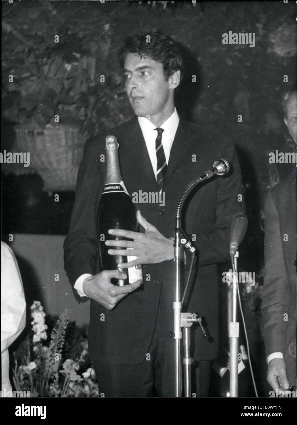 Chronique parisienne hi-res stock photography and images - Alamy