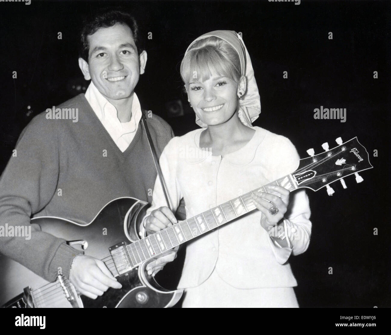 France singer trini lopez posing for a hi-res stock photography and ...