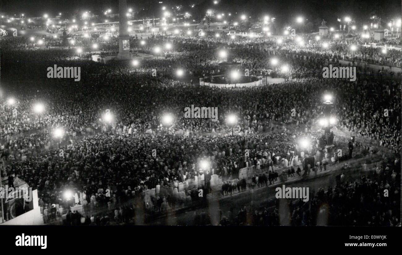Aug. 23, 1964 - Saturday night at the Place de la Concorde, about 1,000 ...