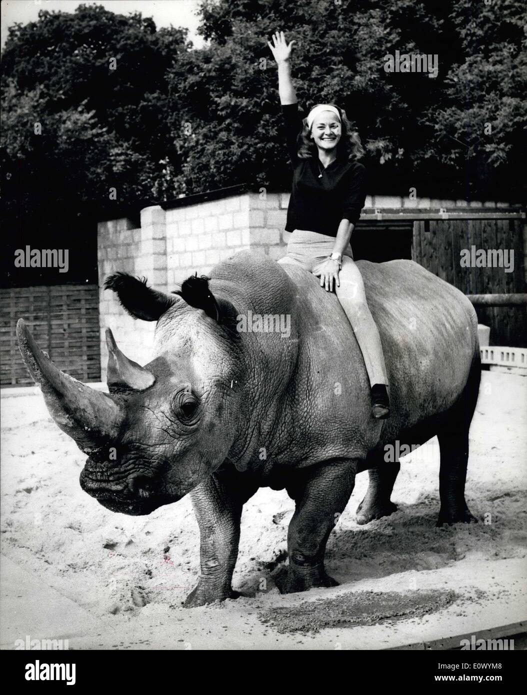 Sep. 08, 1964 - Fearless Mary takes a three-ton-up ride on Gus. If you ...