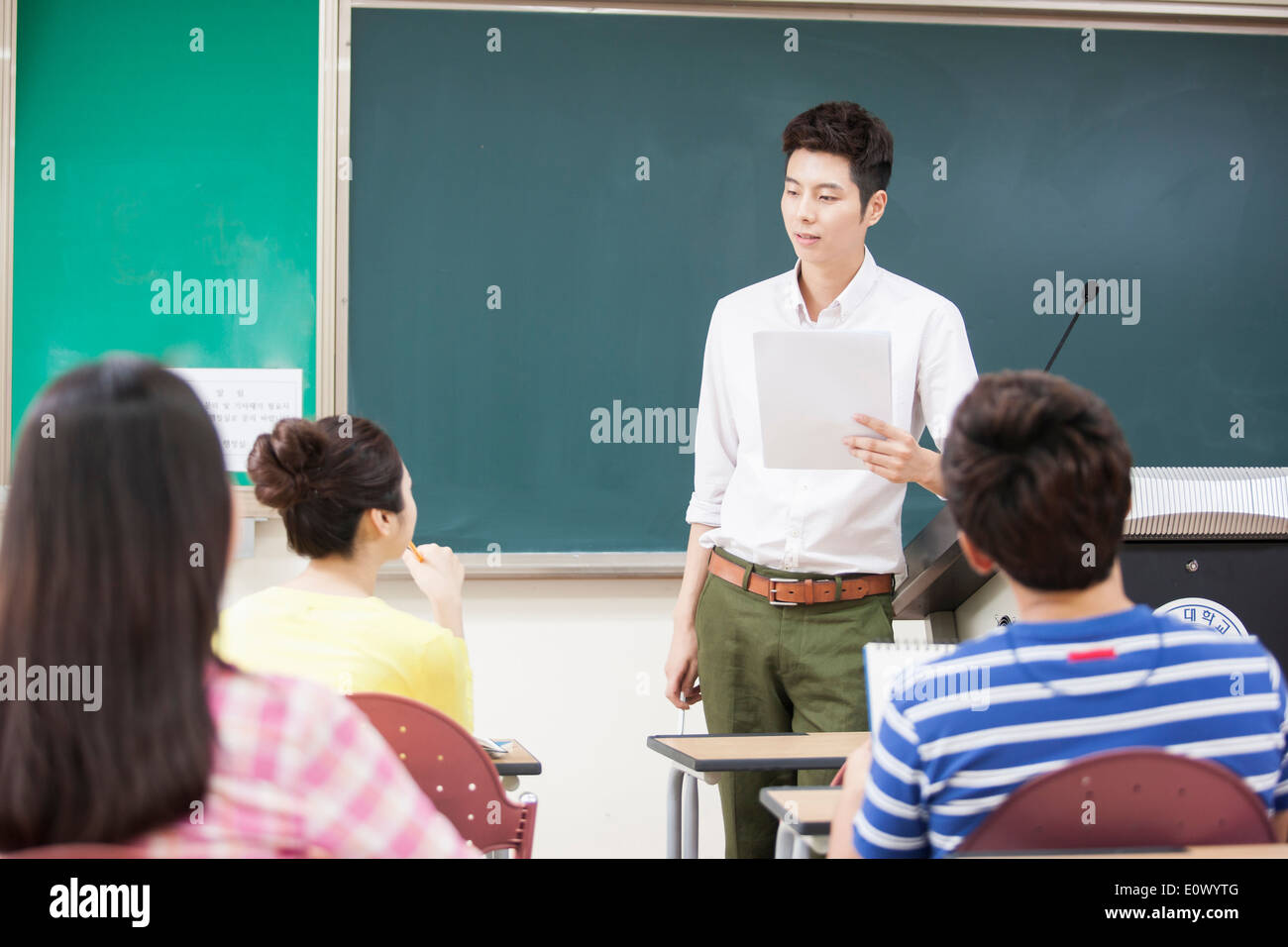 lecturer teaching the class Stock Photo - Alamy