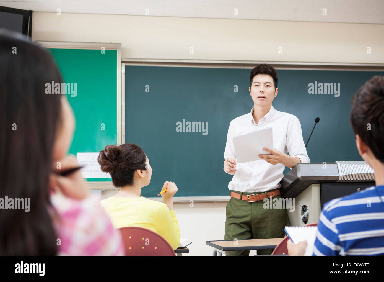 lecturer teaching the class Stock Photo - Alamy