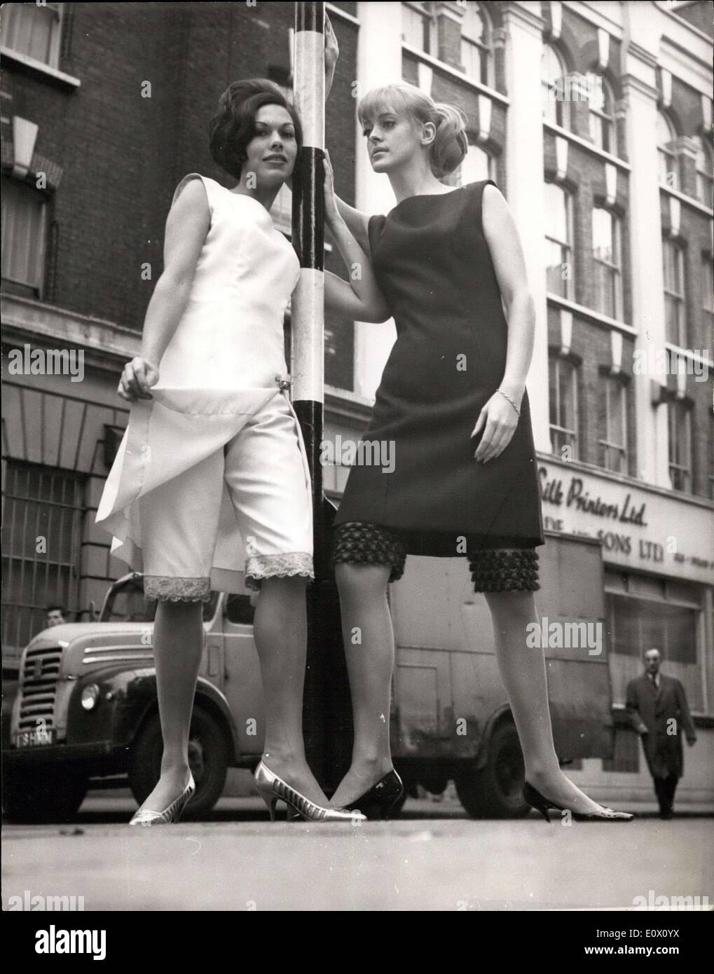 Nov. 23, 1964 - Fashions For The Grown-Up Girl.Knickerbocker And ...