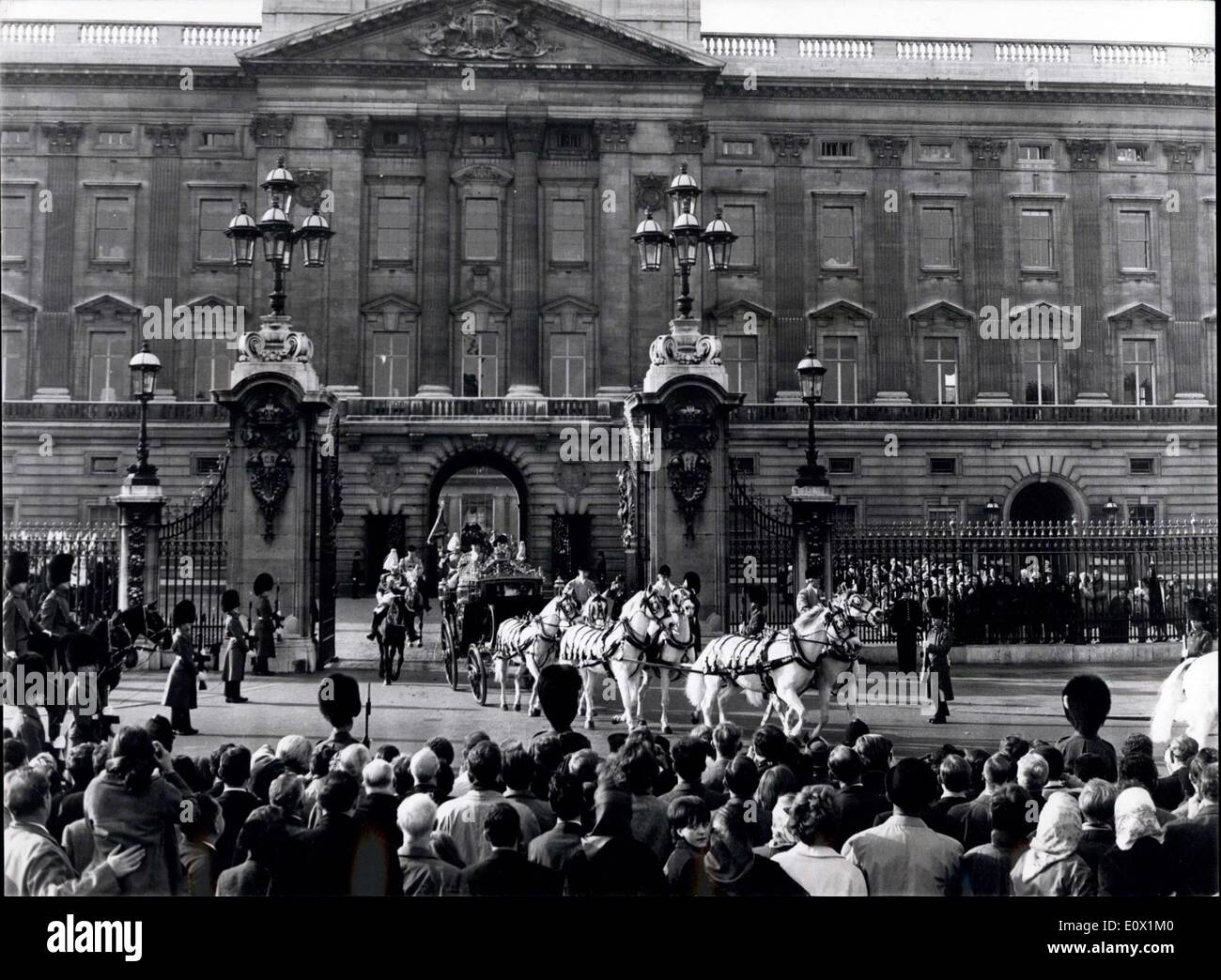 Buckingham palace queen crowd hi-res stock photography and images - Alamy