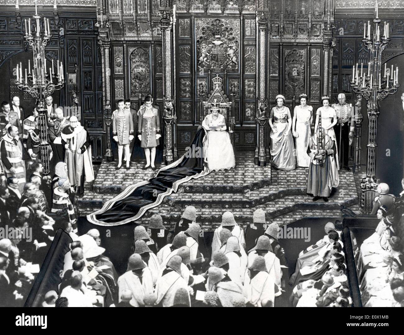 Queen elizabeth opening parliament hi-res stock photography and images ...