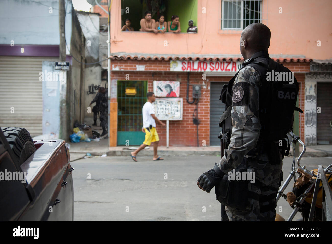 Rio favela police 2014 hi-res stock photography and images - Alamy