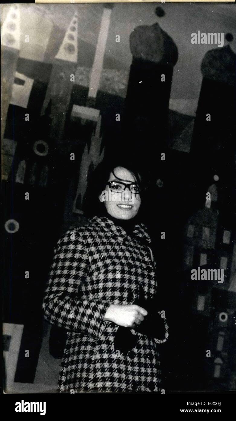 Dec. 31, 1964 - Nana Mouskouri, coming from Paris, arrived in Munich on ...