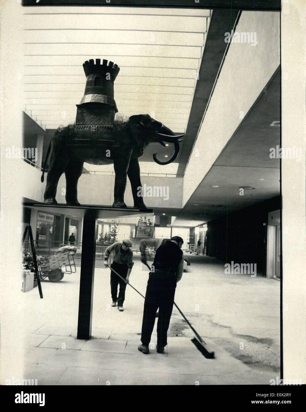 The elephant and castle hi-res stock photography and images - Alamy