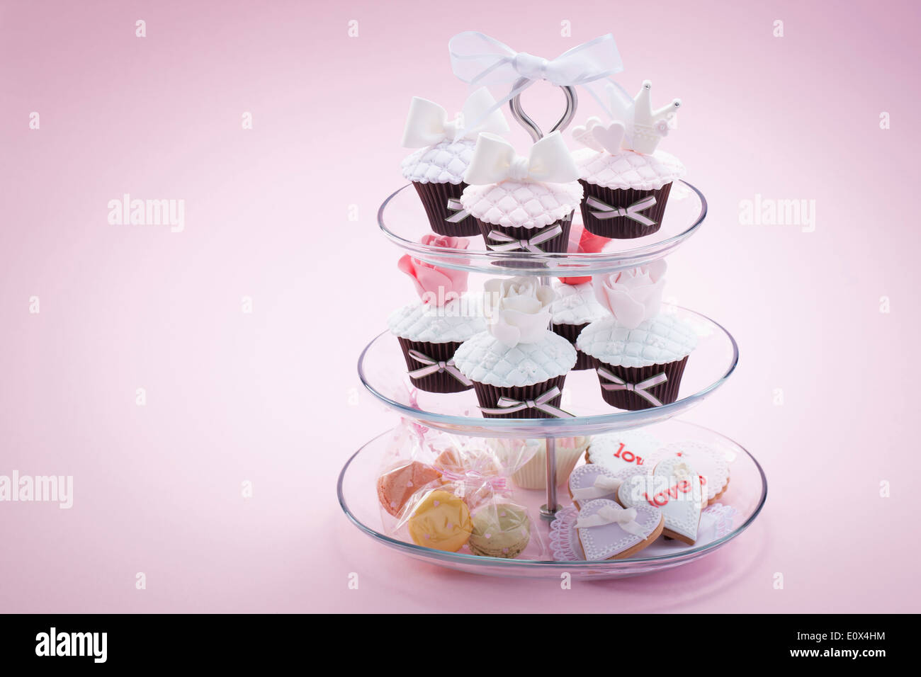 Cake serving stand hi-res stock photography and images - Alamy