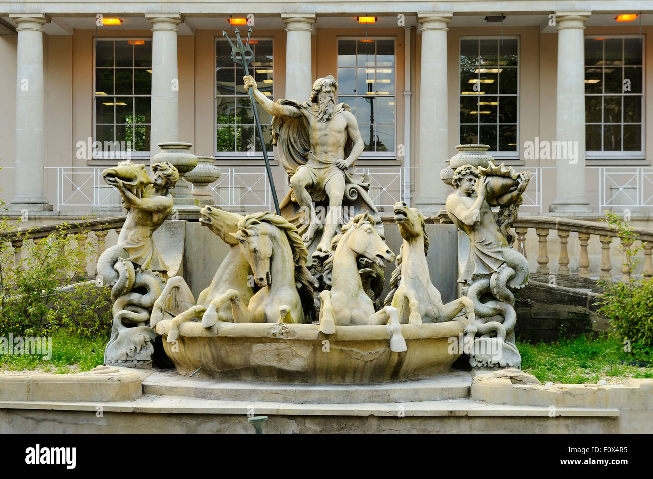 Neptune Fountain in front of the Municipal Offices, The Promenade ...