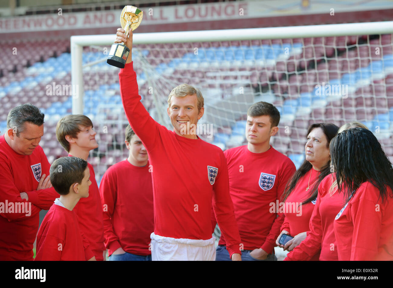 Bobby moore 1966 world cup hi-res stock photography and images - Alamy