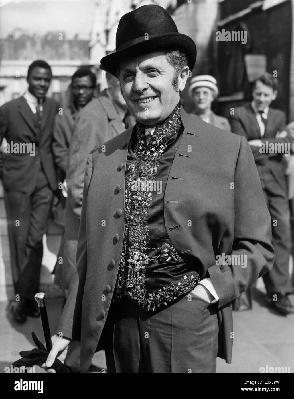 Politician Leo Abse arrives for parliament in suit Stock Photo - Alamy