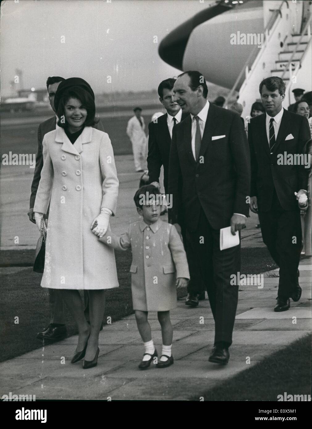 May 05, 1965 - Jacqueline Kennedy and family Arrive In London for the ...