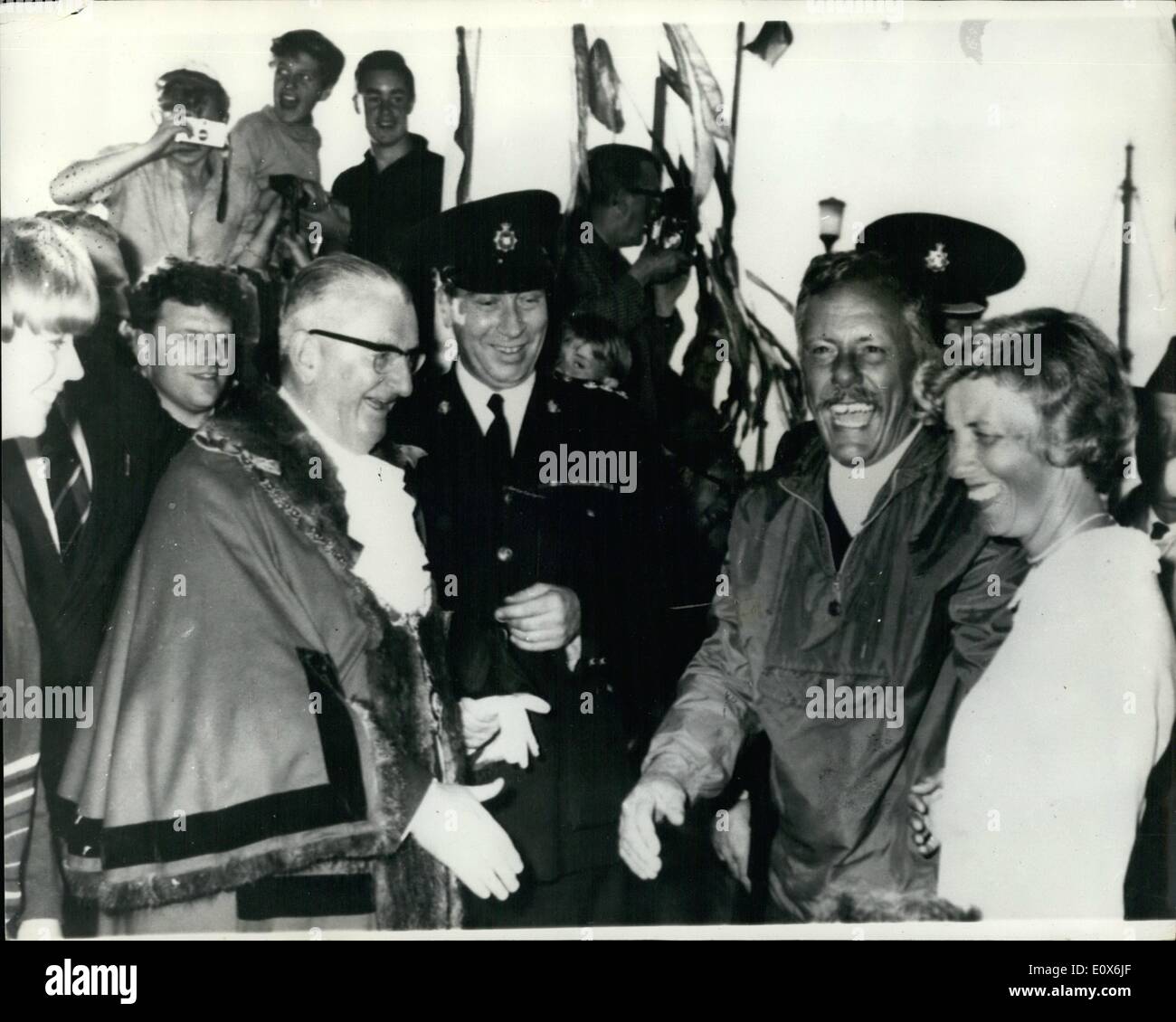 Aug. 08, 1965 - Big welcome for Bob Manry when he arrives after ...