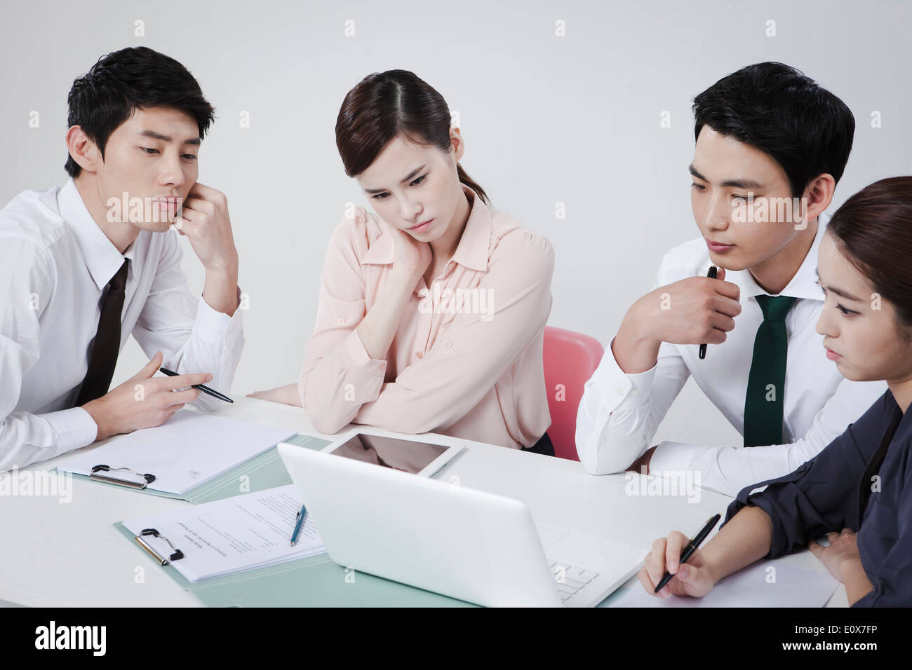 Women around a picnic table hi-res stock photography and images - Alamy