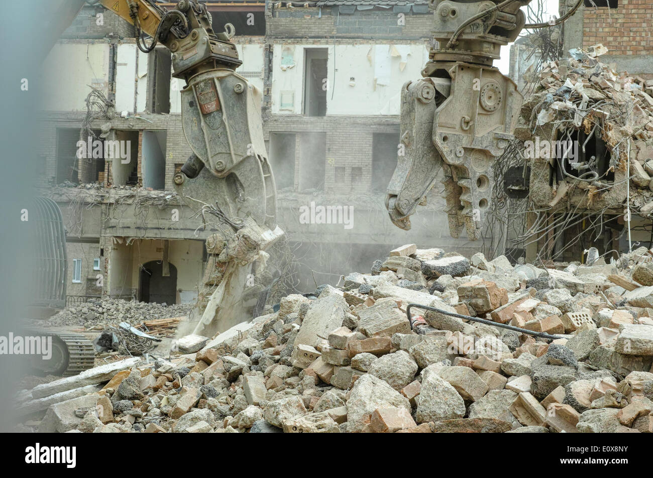 Machine demolish pull down building hi-res stock photography and images ...