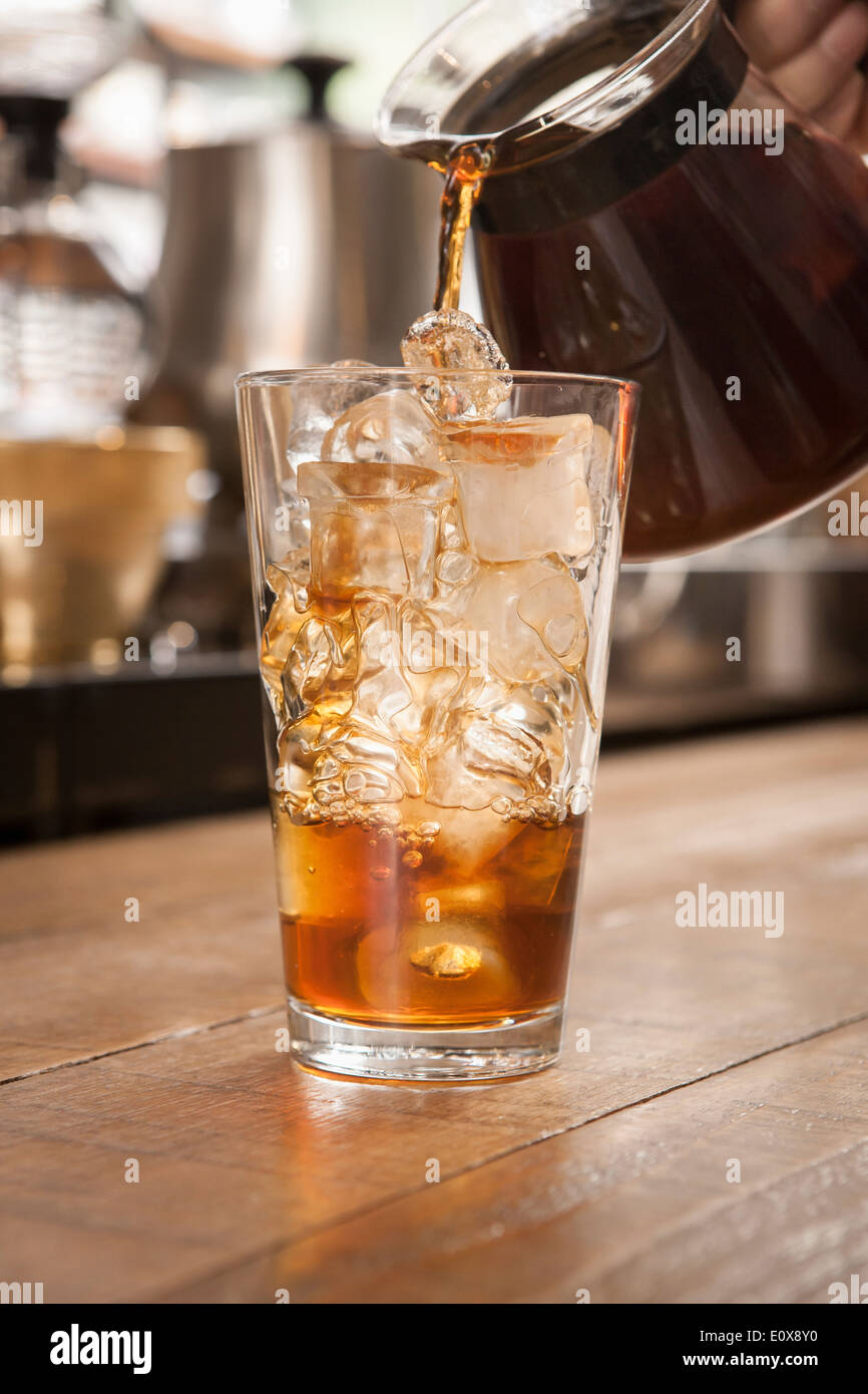 Pouring iced tea hi-res stock photography and images - Alamy