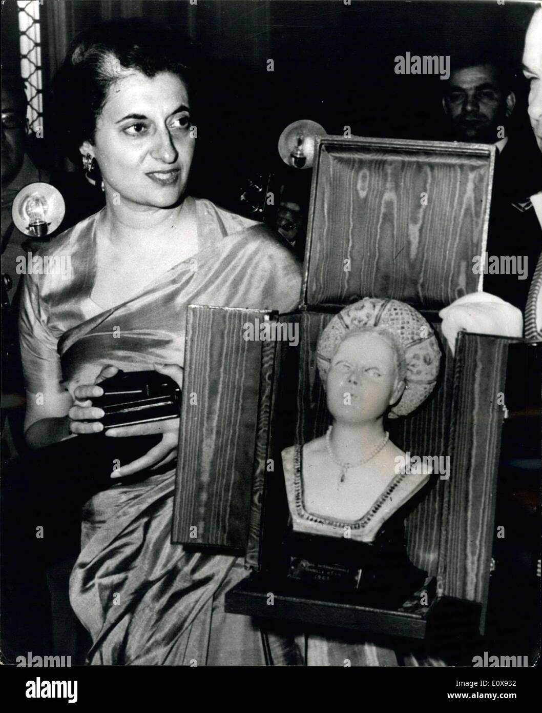 Nov. 26, 1965 - Daughter Of The Late Pandit Nehru Receives An Italian ...