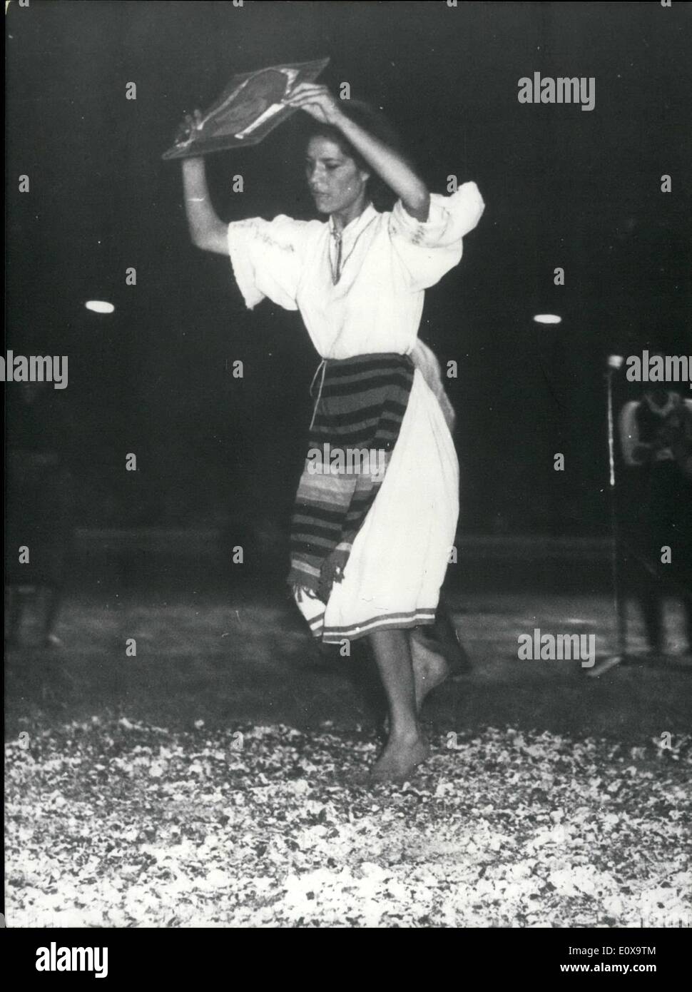 1965 girls dancing hi-res stock photography and images - Alamy