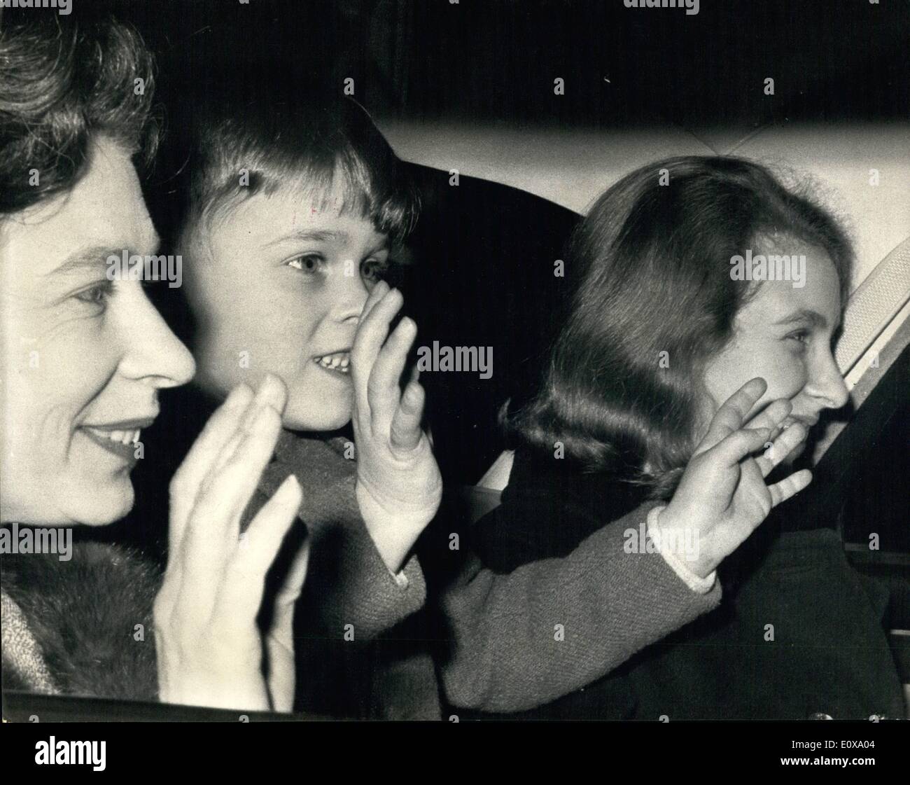 Royal family members leave hi-res stock photography and images - Alamy