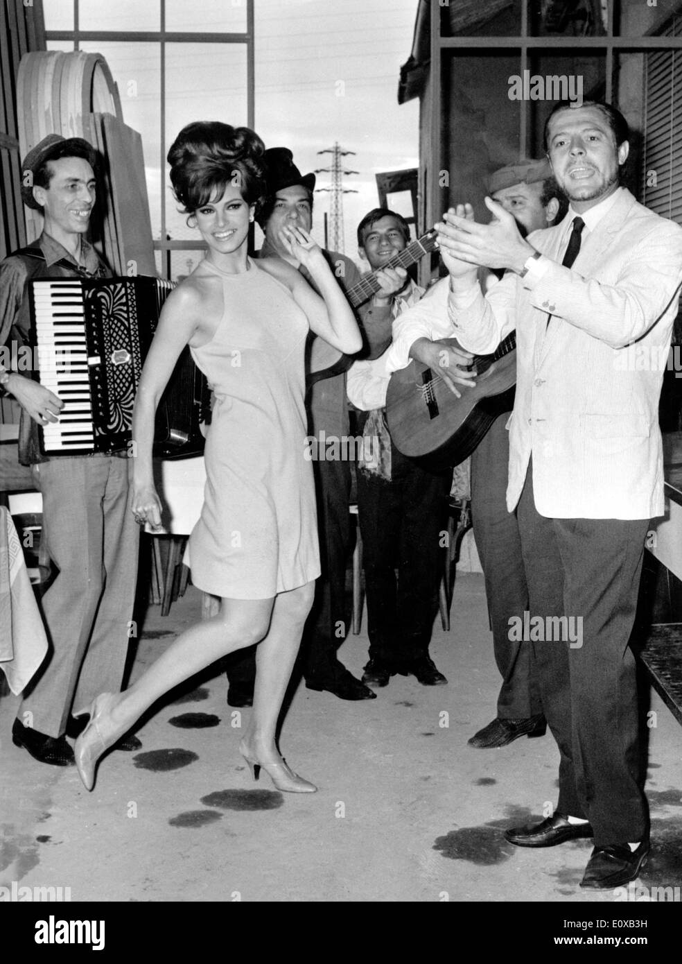 Raquel Welch and Marcello Mastroianni dancing at a club Stock Photo - Alamy
