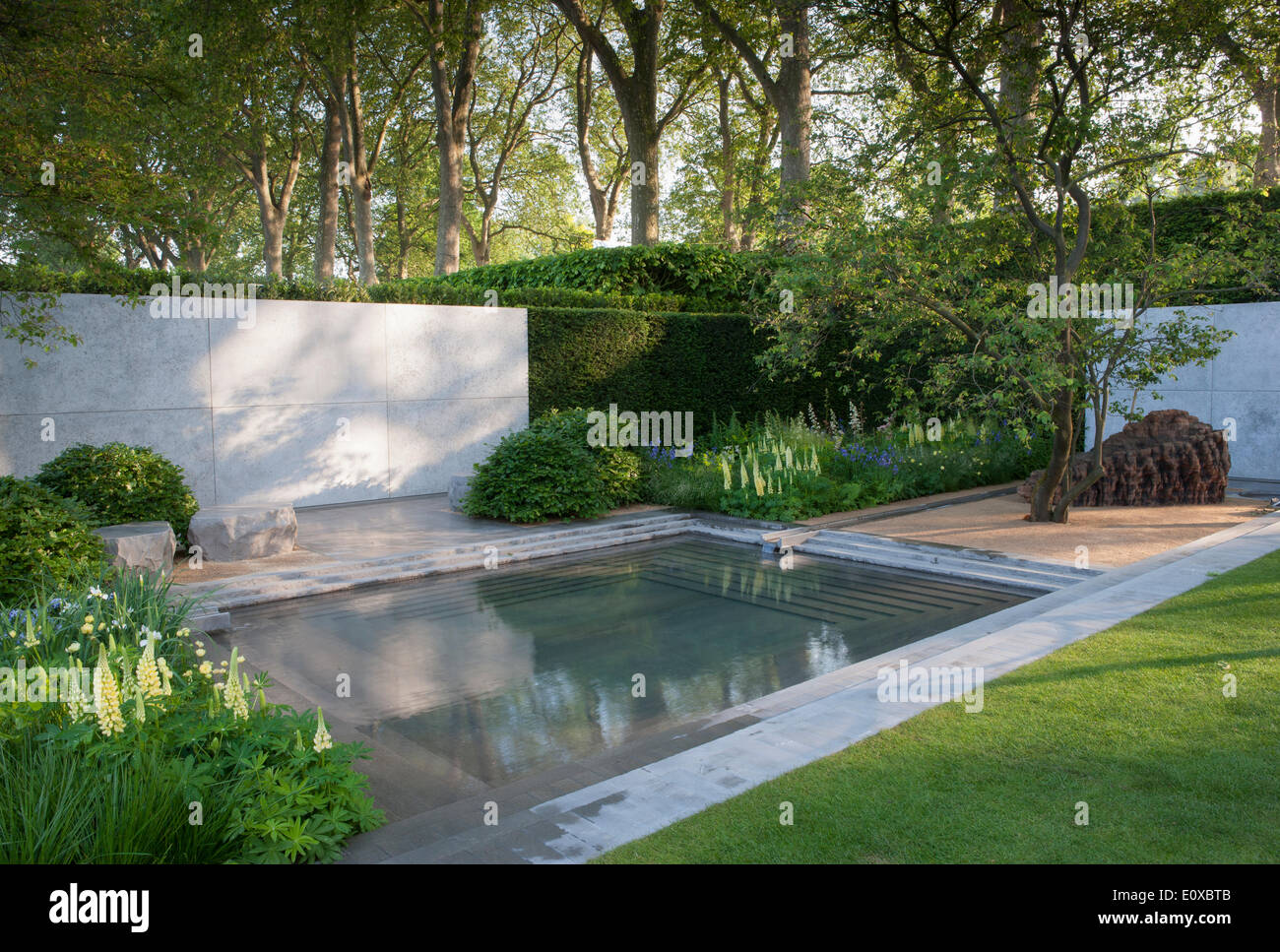 Chelsea flower show wall water feature hi-res stock photography and ...