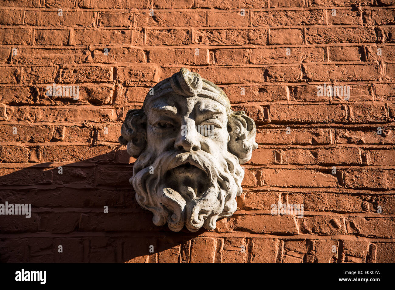 Red brick wall sculpture hi-res stock photography and images - Alamy