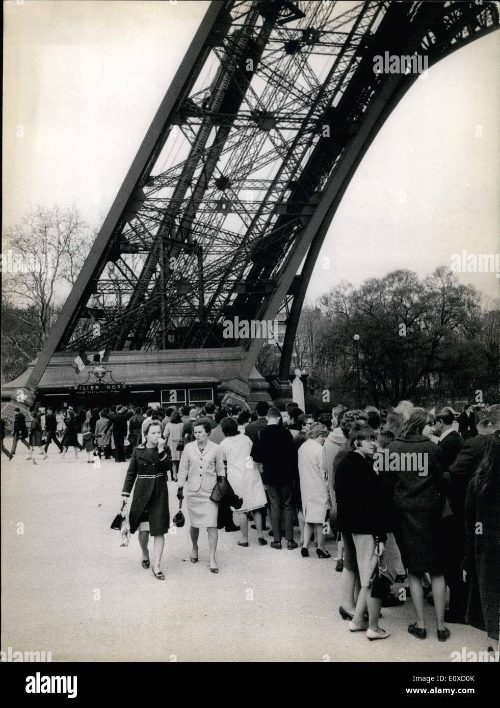 Apr. 04, 1966 - Easter tourists Photo shows Easter tourists queuing up ...