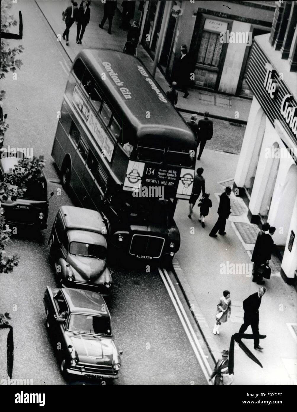 Bus advert hi-res stock photography and images - Alamy