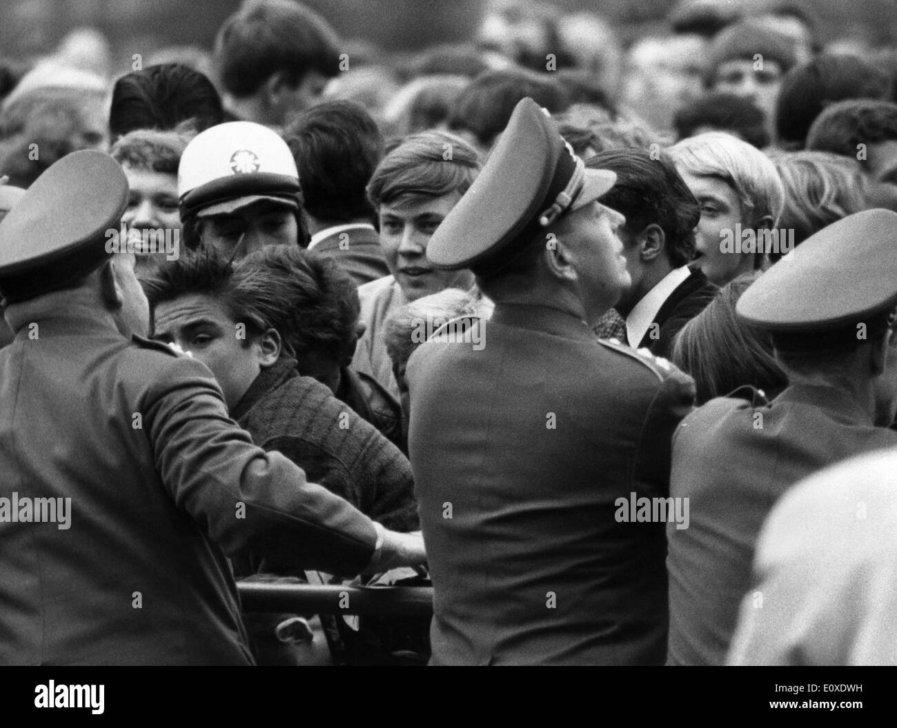 Beatles fans concert hi-res stock photography and images - Alamy