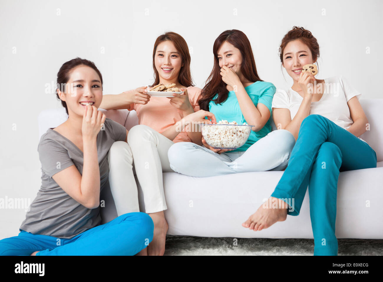 Four young women sitting on couch hi-res stock photography and images ...
