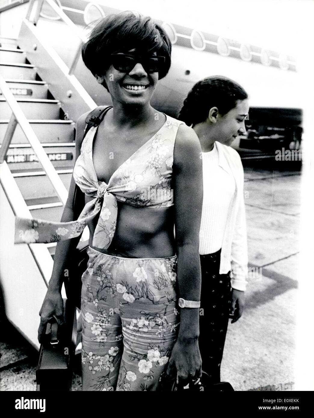 Aug 08 1966 Enter Shirley Bassey Wearing Trousers And A Bare Midrift Photo Shows Singer