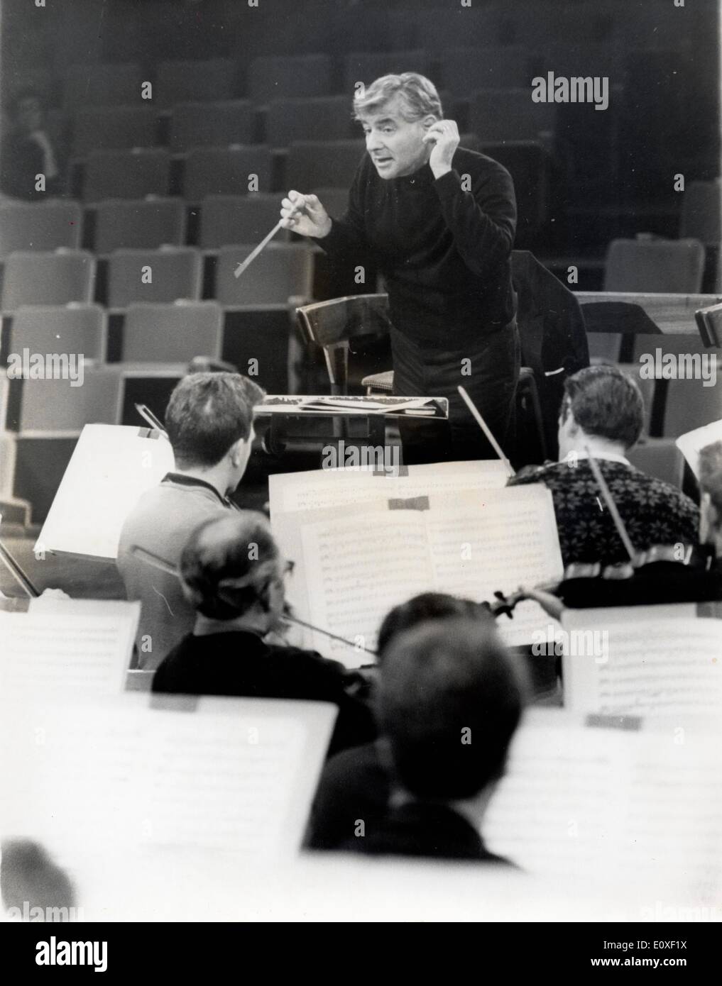 Leonard bernstein conducting hi-res stock photography and images - Alamy