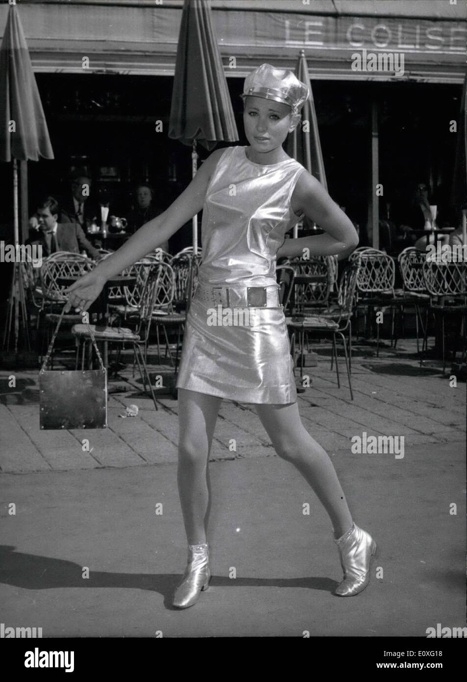 Paris dressmaker hi-res stock photography and images - Alamy