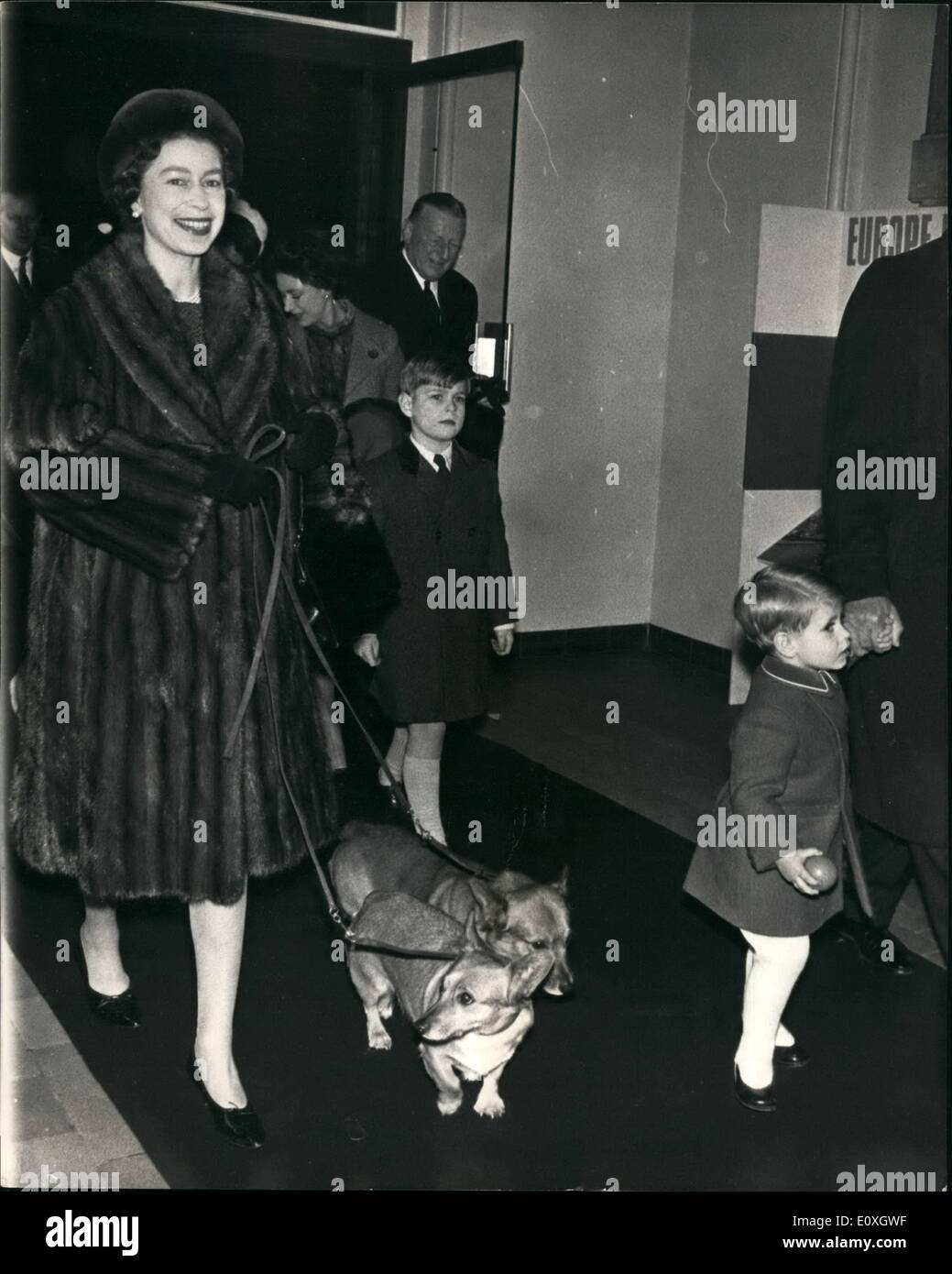 Royal family members leave hi-res stock photography and images - Alamy