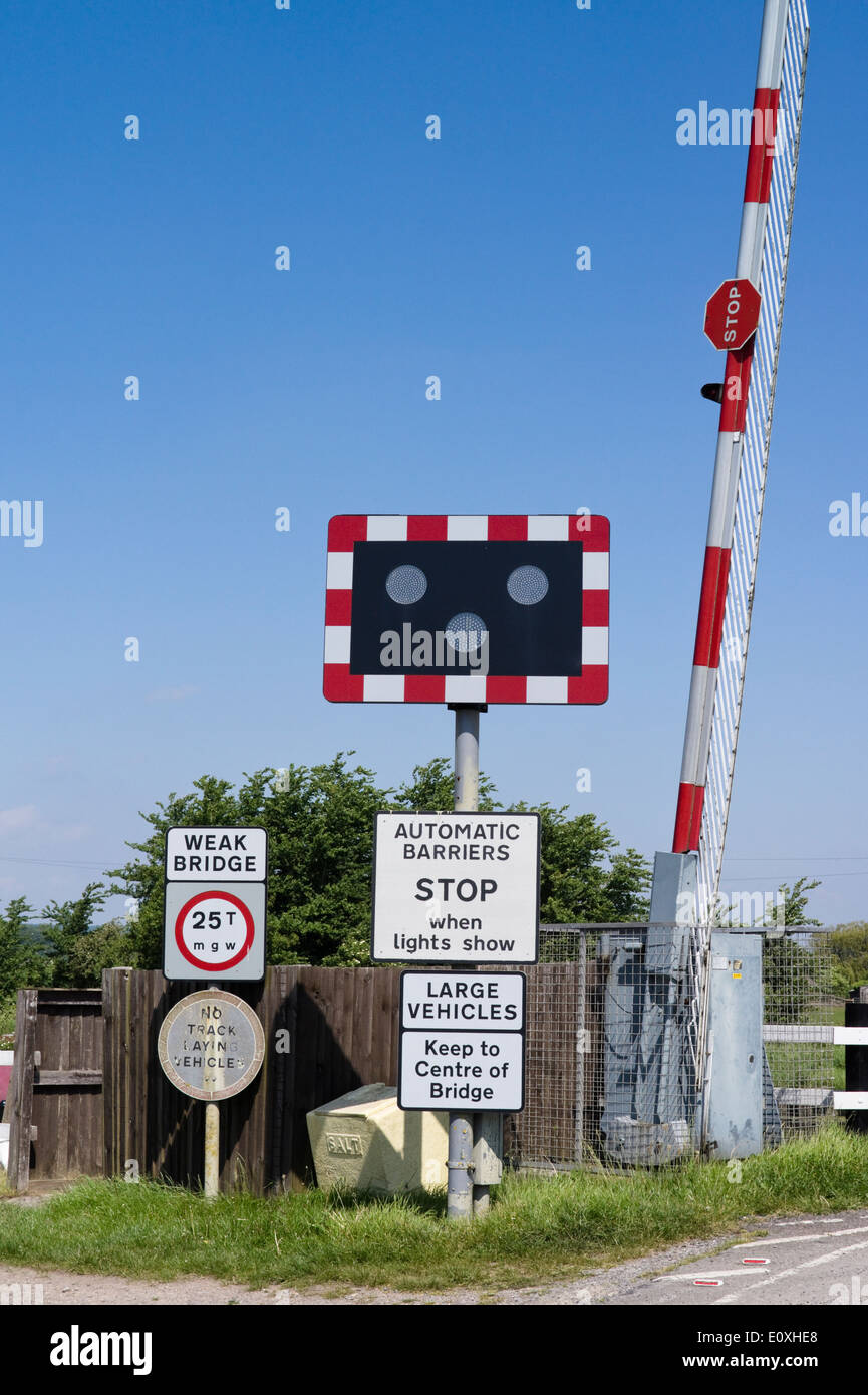 Crossing controls on the Swing bridge over the canal at Purton ...