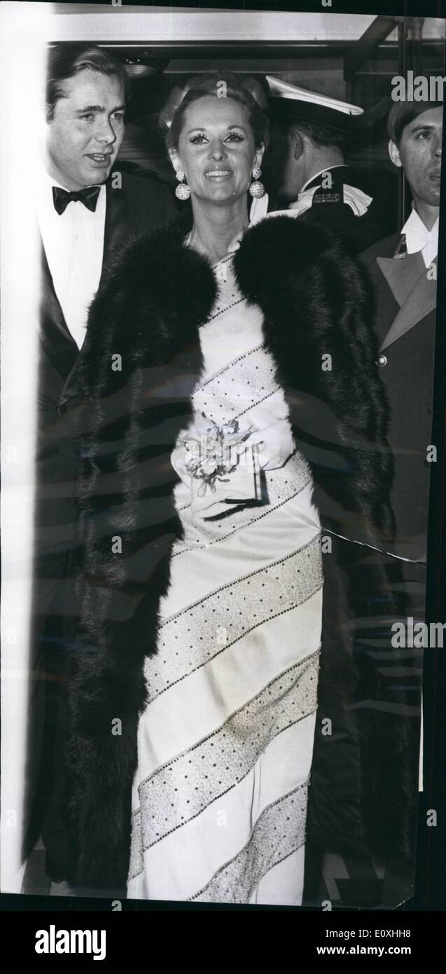 Jan. 01, 1967 - World Première of ''A Countess From Hong Kong''. The ...