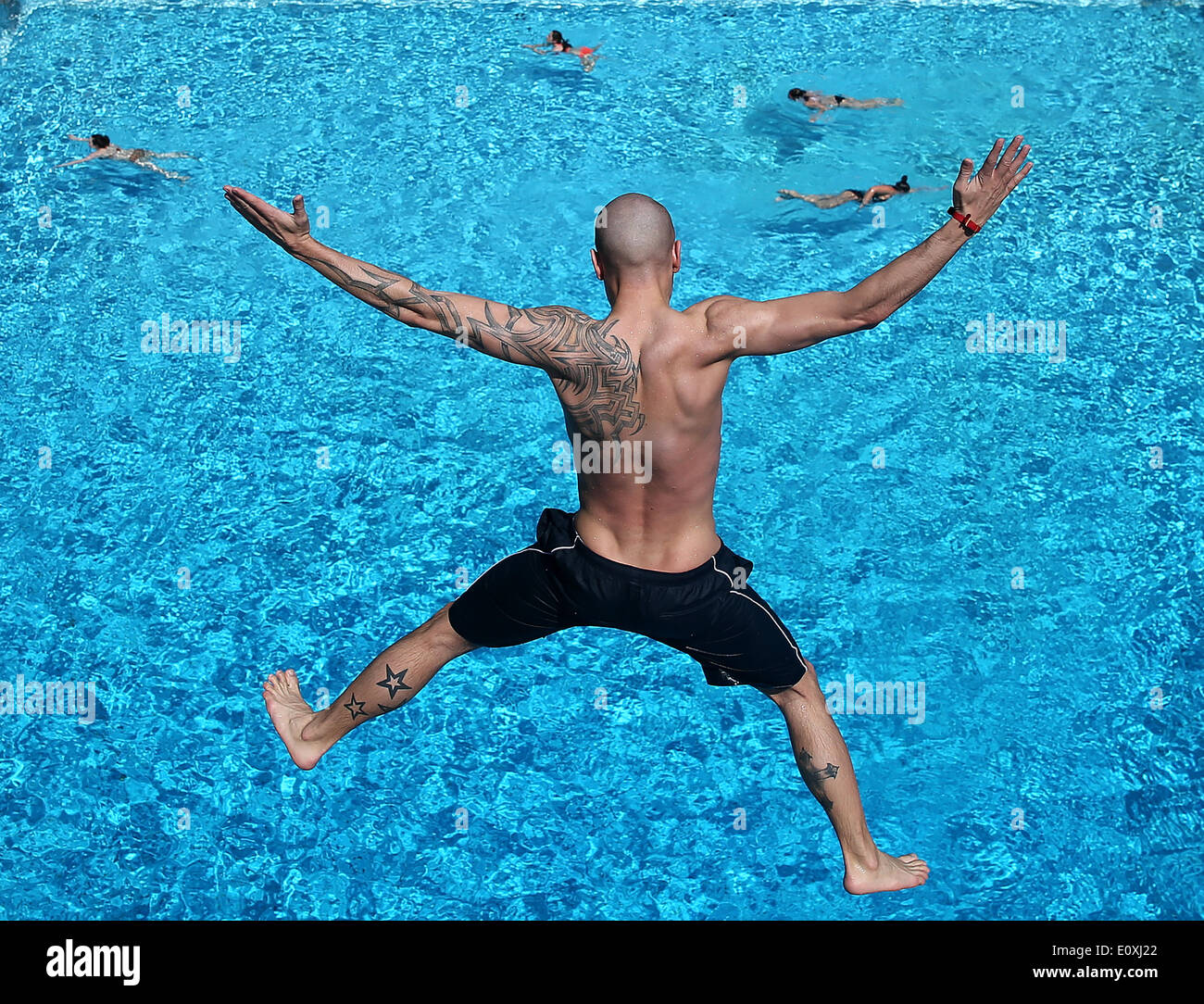 Hamburg-Eimsbuettel, Germany. 20th May, 2014. A man jumps into the pool ...