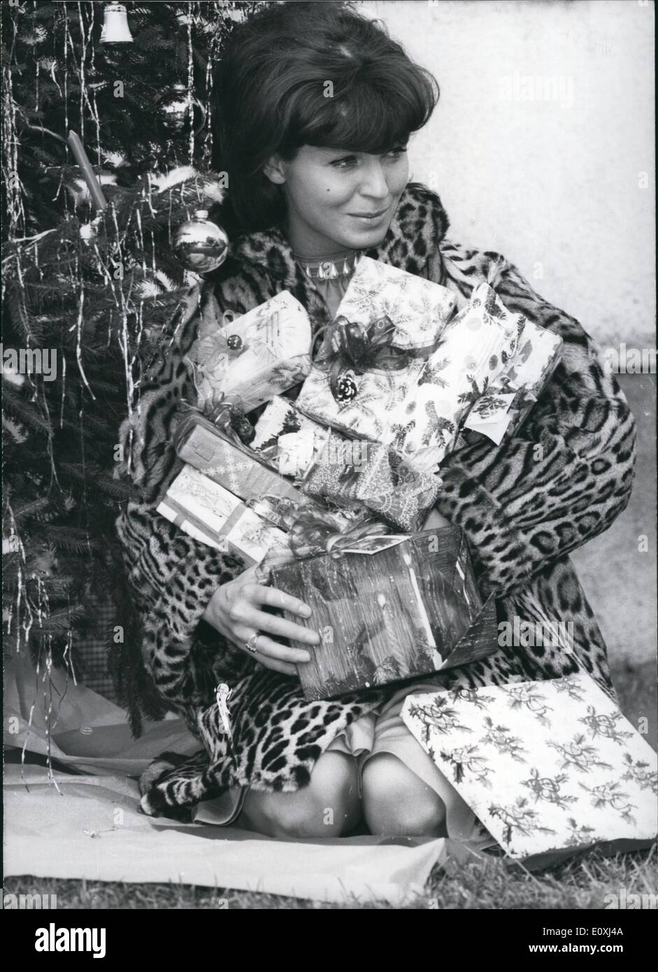 Nov. 11, 1966 - Pictured is singer Manuela doing some last-minute ...